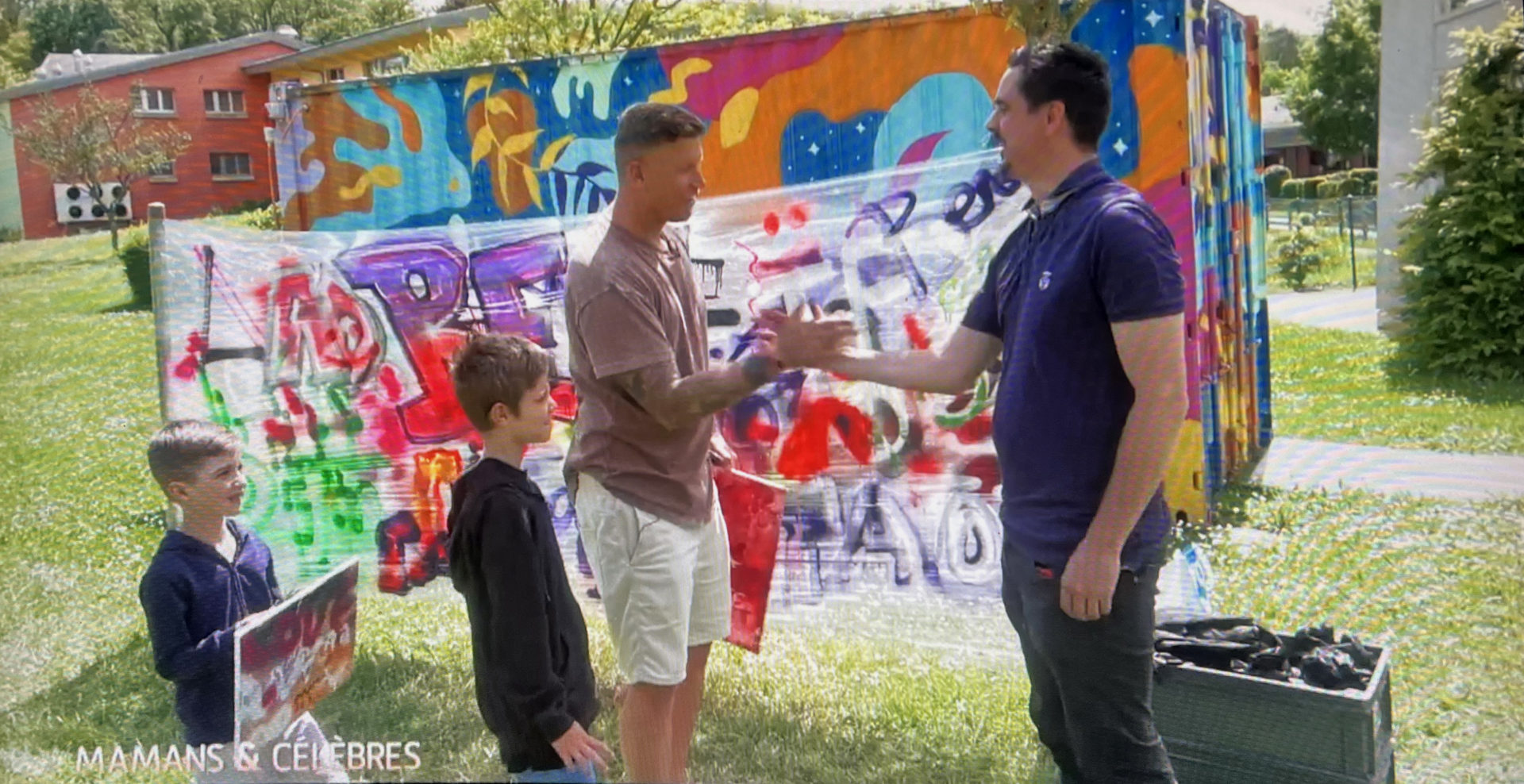 Mamans & Célèbres Saison 09 Episode 34 : Une initiation graffiti unique avec Eazy One à Genève ...