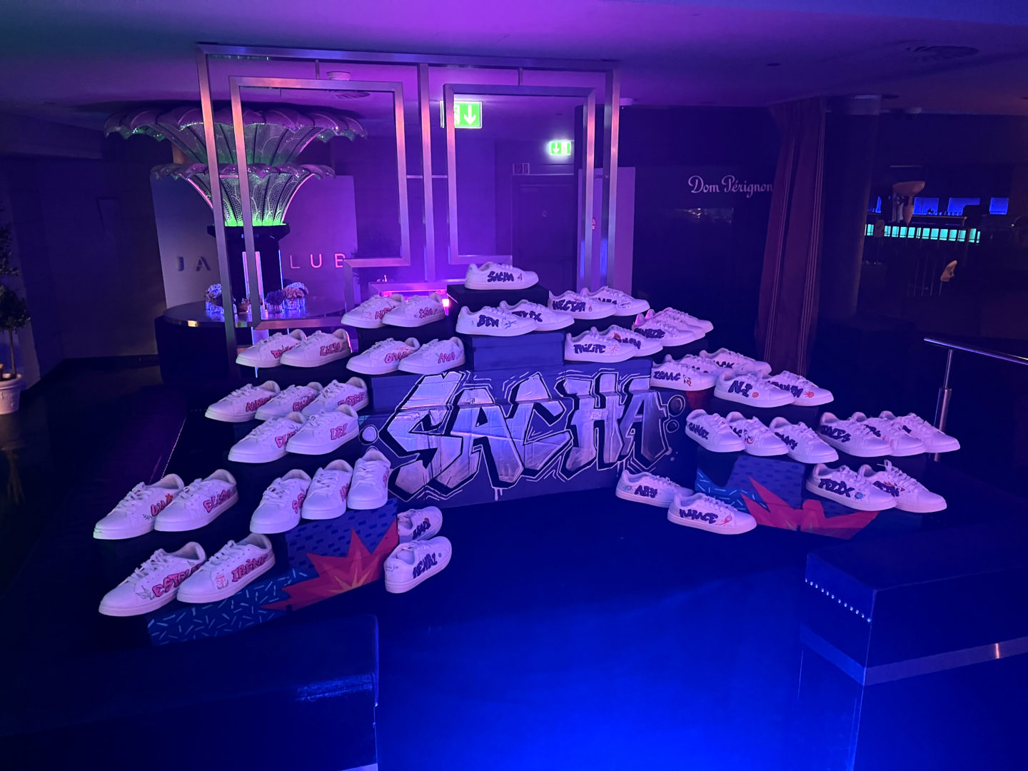 Un Présentoir Pyramidal à Sneakers d'Exception - eazyone.ch - Artiste Graffeur - Fresque ...